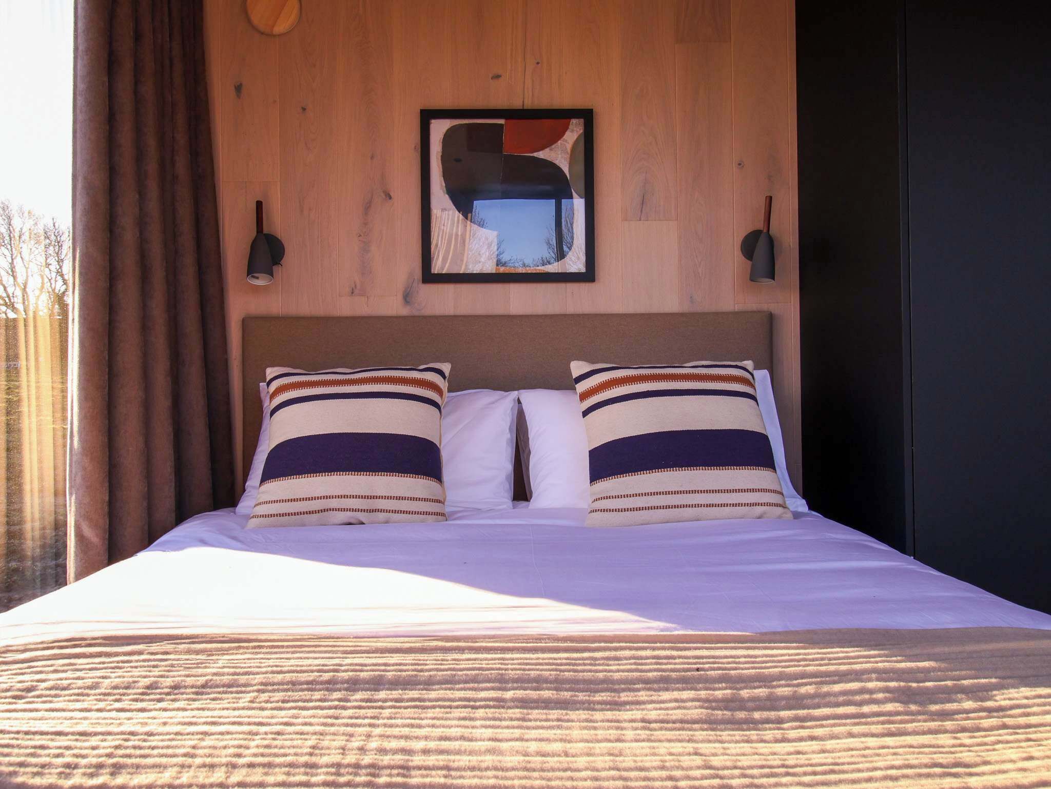Luxury Mirrored Cabin With Hot Tub & Sauna - Wales