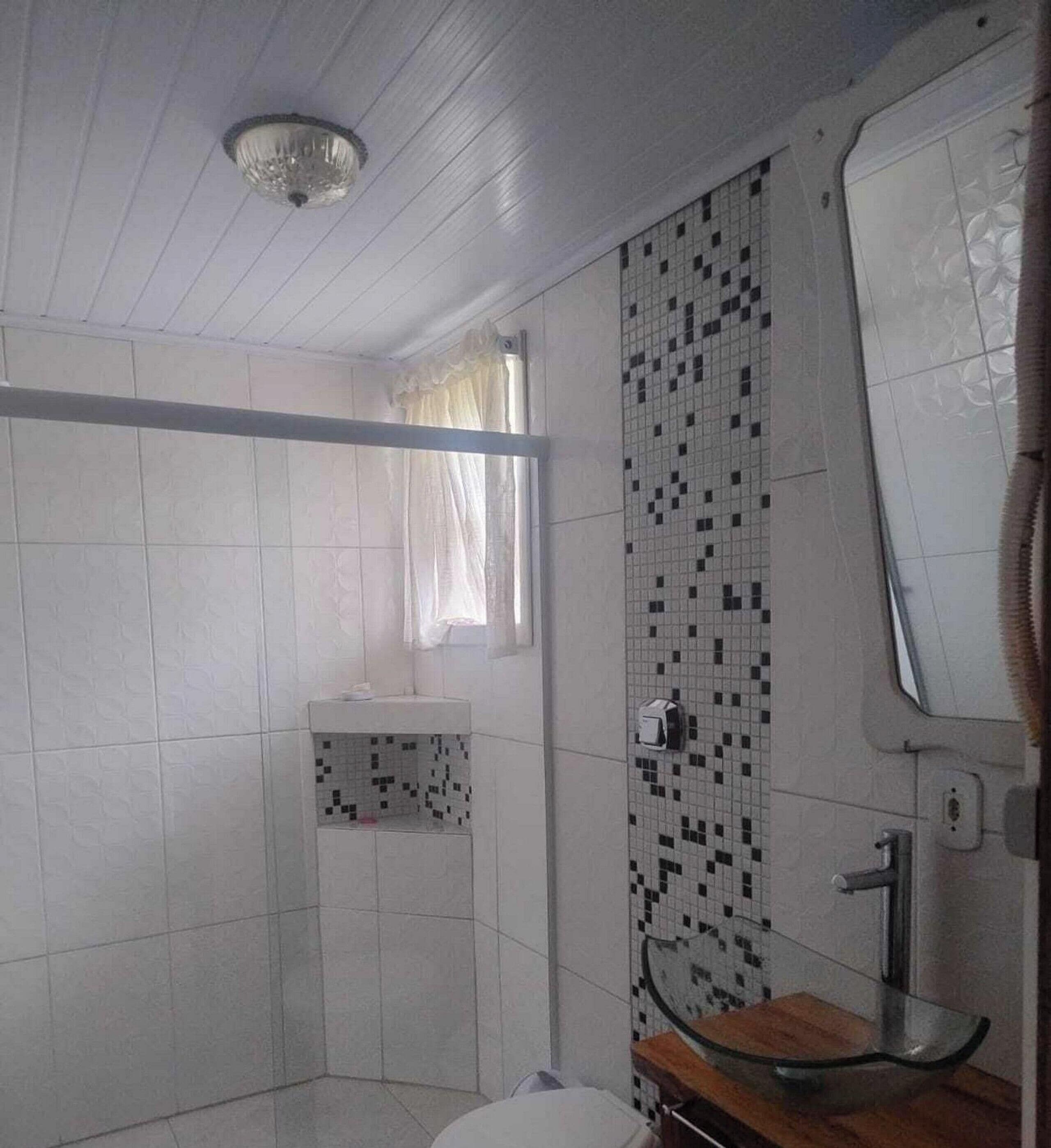Chalé premium, vista para o jardim | Banheiro | Chuveiro, secador de cabelo, toalhas de banho, papel higiênico
