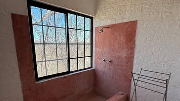 Quarto Quádruplo Comfort, pátio, vista deserto | Interior