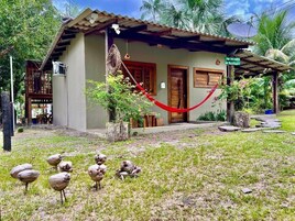 Chalé, varanda, vista para o jardim | Fachada