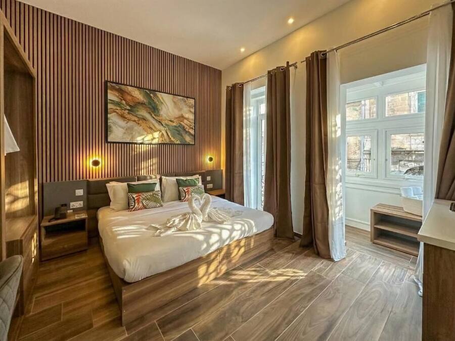 Quarto casal ou duplo luxo, sacada, vista para a cidade | Frigobar, cofres nos quartos, escrivaninha, cortinas blackout