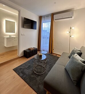 Quarto casal panorâmico | Área de estar | TV LED 40 polegadas com canais a cabo