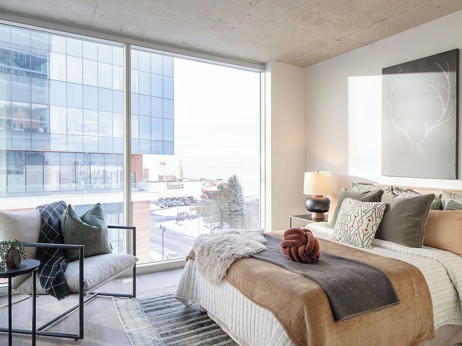 Apartamento Deluxe, vista parcial para o lago | Roupa de alta qualidade, edredões de penas, cofre no quarto