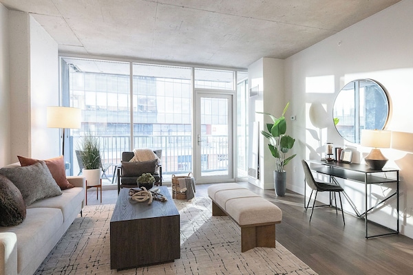 Apartamento luxo, vista parcial para o lago | Área de estar | TV de tela plana 65 polegadas com canais digitais