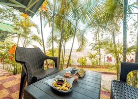 Quarto Clássico com Cama de Casal, vista para o jardim | Refeições ao ar livre