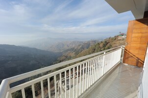 Quarto Executivo, varanda, vista para a montanha | Terrenos do alojamento