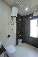 Suite Familiar, varanda, vista para a montanha | Casa de banho | Um polibã, toalhas fornecidas, sabão, champô 