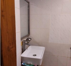 Uma banheira, artigos de higiene pessoal grátis, toalhas fornecidas 