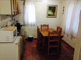 Fogão, talheres/pratos/utensílios de cozinha