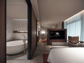 Suite-Estúdio Royal, 1 quarto, não fumadores, vista para o lago | Casa de banho | Produtos de higiene exclusivos, um secador de cabelo, roupões, chinelos 