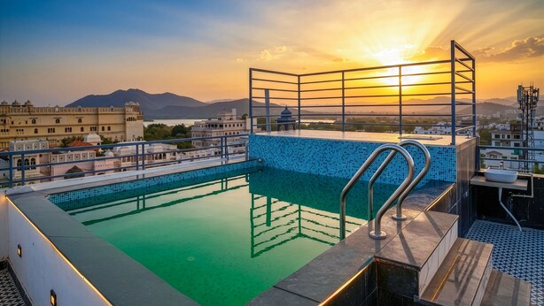 Piscina no terraço com vista para um edifício histórico e montanhas ao fundo.