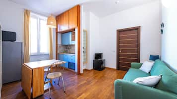 Apartamento (1 Bedroom) | Sala de estar | Televisor