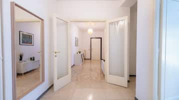 Apartamento (2 Bedrooms) | Sala de estar | Televisor