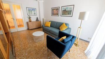 Apartamento (2 Bedrooms) | Sala de estar | Televisor