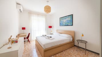 Apartamento (2 Bedrooms) | 2 quartos, secretária adequada para computadores portáteis