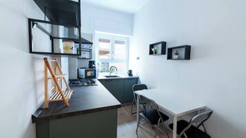 Apartamento (2 Bedrooms) | Cozinha privada | Um micro-ondas, um forno, uma placa de cozinha