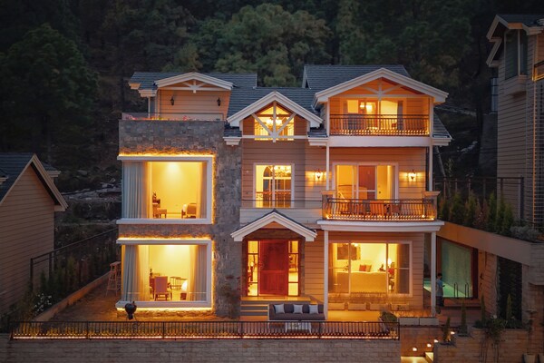 Elivaas Privé Royce Rose 4bhk Hilltop - Kasauli