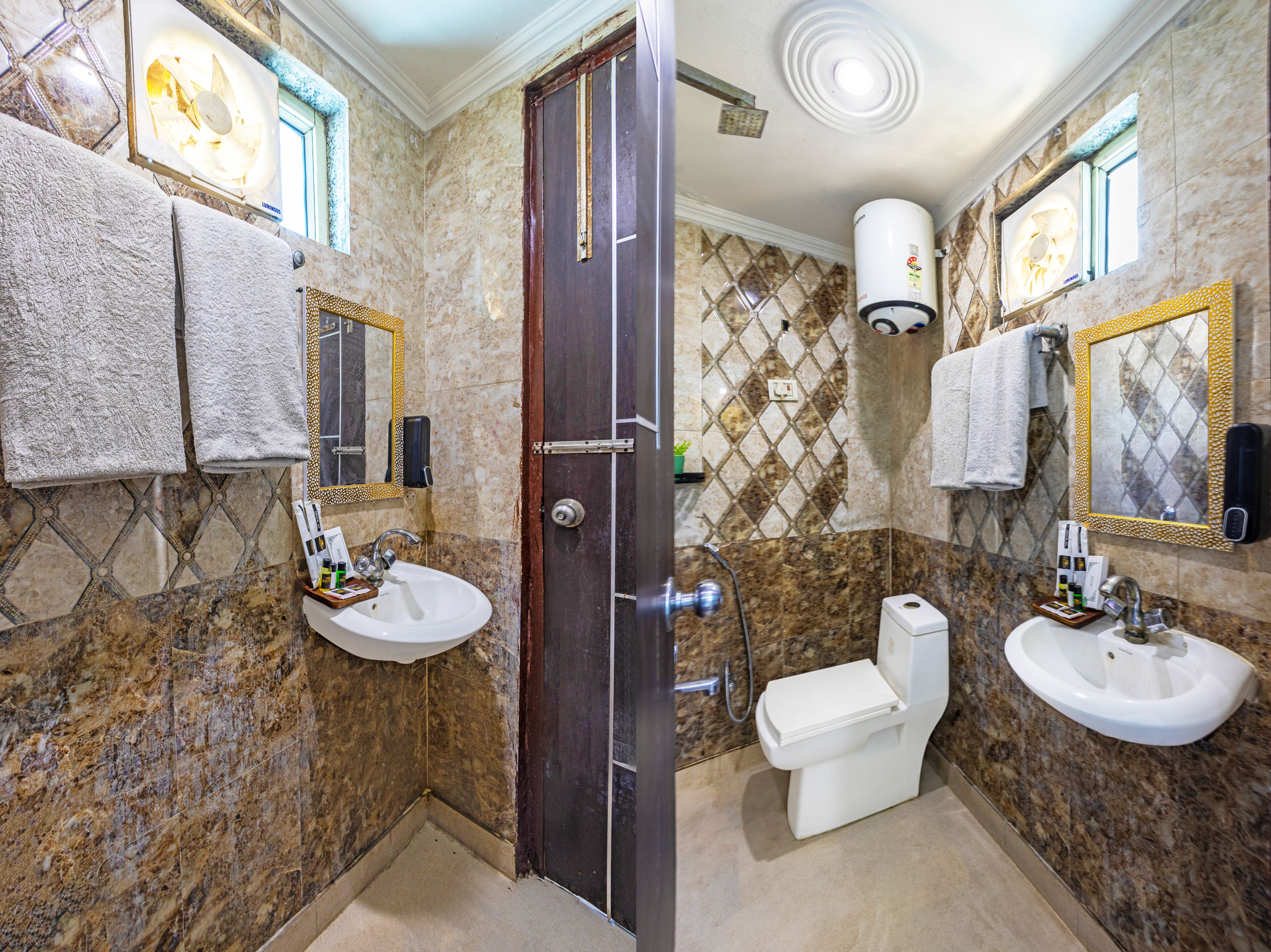 Quarto casal luxo | Banheiro | Toalhas de banho, sabonete, shampoo, papel higiênico