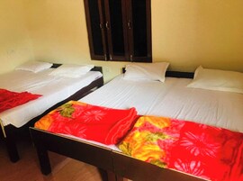 Quarto Triplo Standard | Roupa hipoalergénica, secretária, quartos insonorizados