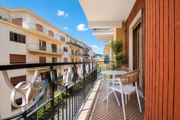 Quarto Duplo ou Twin Deluxe, varanda, Vista para a cidade | Terraço/pátio interior