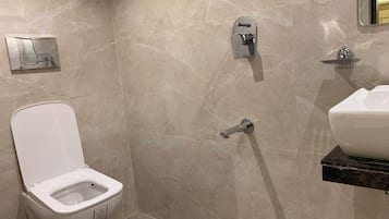 Quarto Clássico com Cama de Casal | Casa de banho