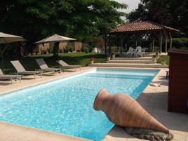 Piscina exterior sazonal, guarda-sóis, espreguiçadeiras