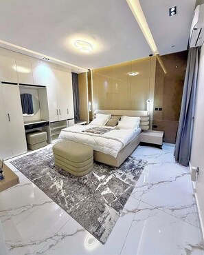 Apartamento Deluxe, varanda, Vista para a cidade | Secretária, secretária adequada para computadores portáteis 