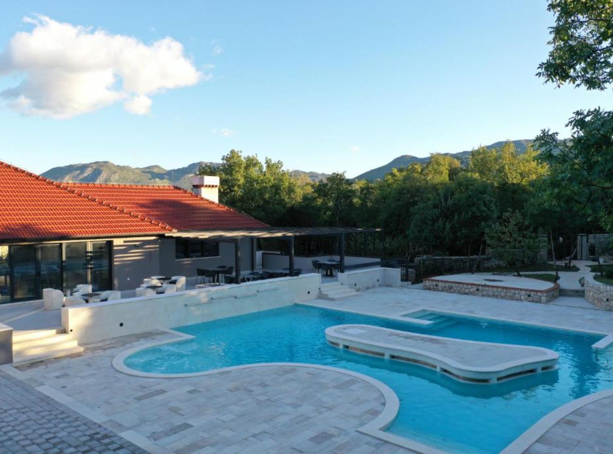 Quarto casal (Standard Double Room) | Piscina externa