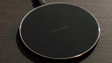 Um objeto circular com o texto 'FAST CHARGER'.