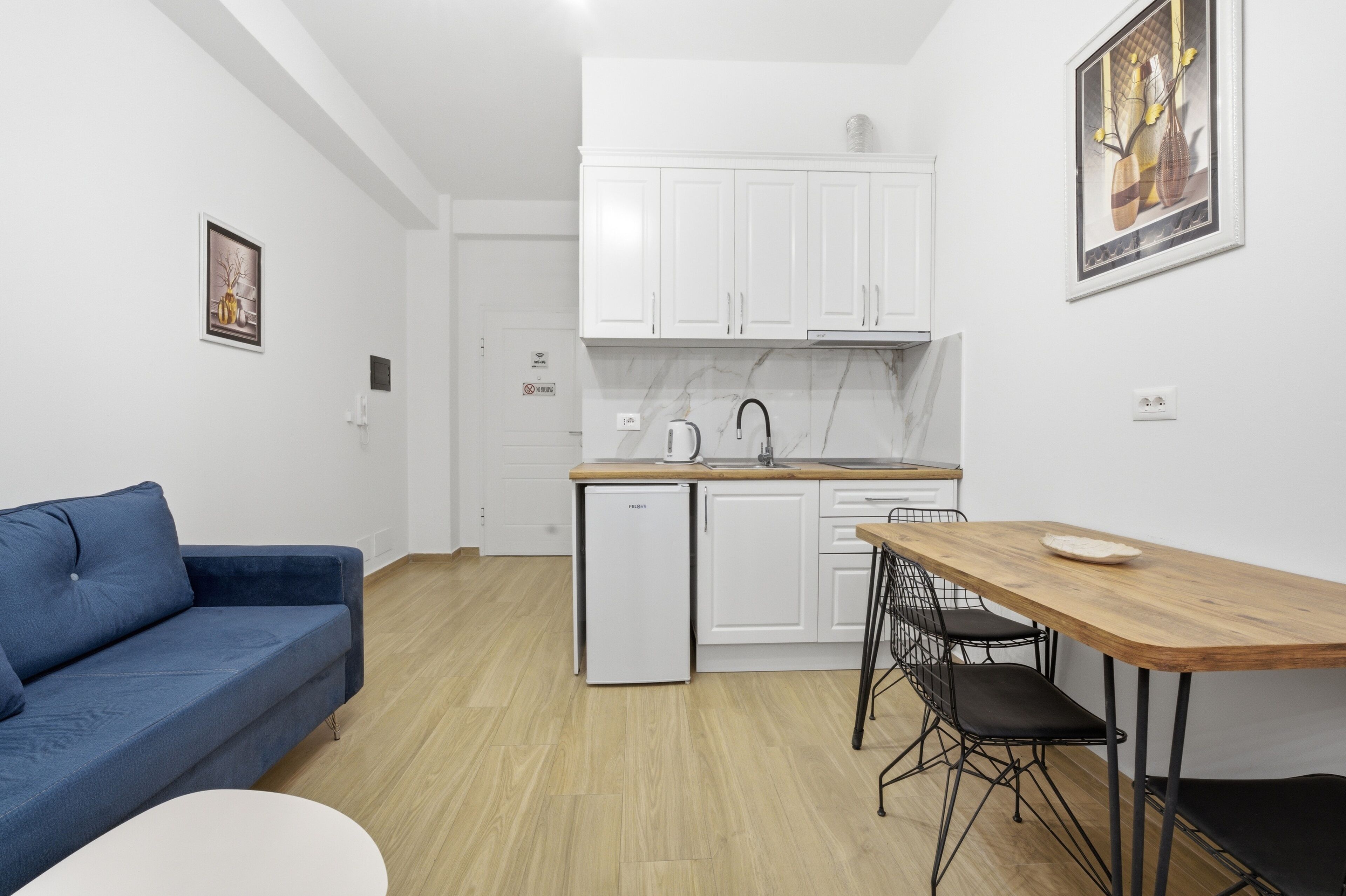 Apartamento conforto, sacada | Cozinha privada | Geladeira, fogão, lava-louças, talheres/pratos/utensílios de cozinha