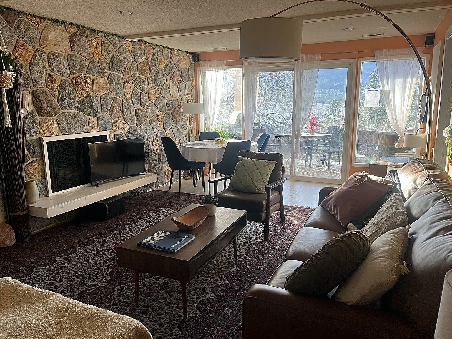 Charming Sunny Walkout Suite | Wine Trail | Sleeps Up To 10 | 5 Mins To Downtown - West Kelowna