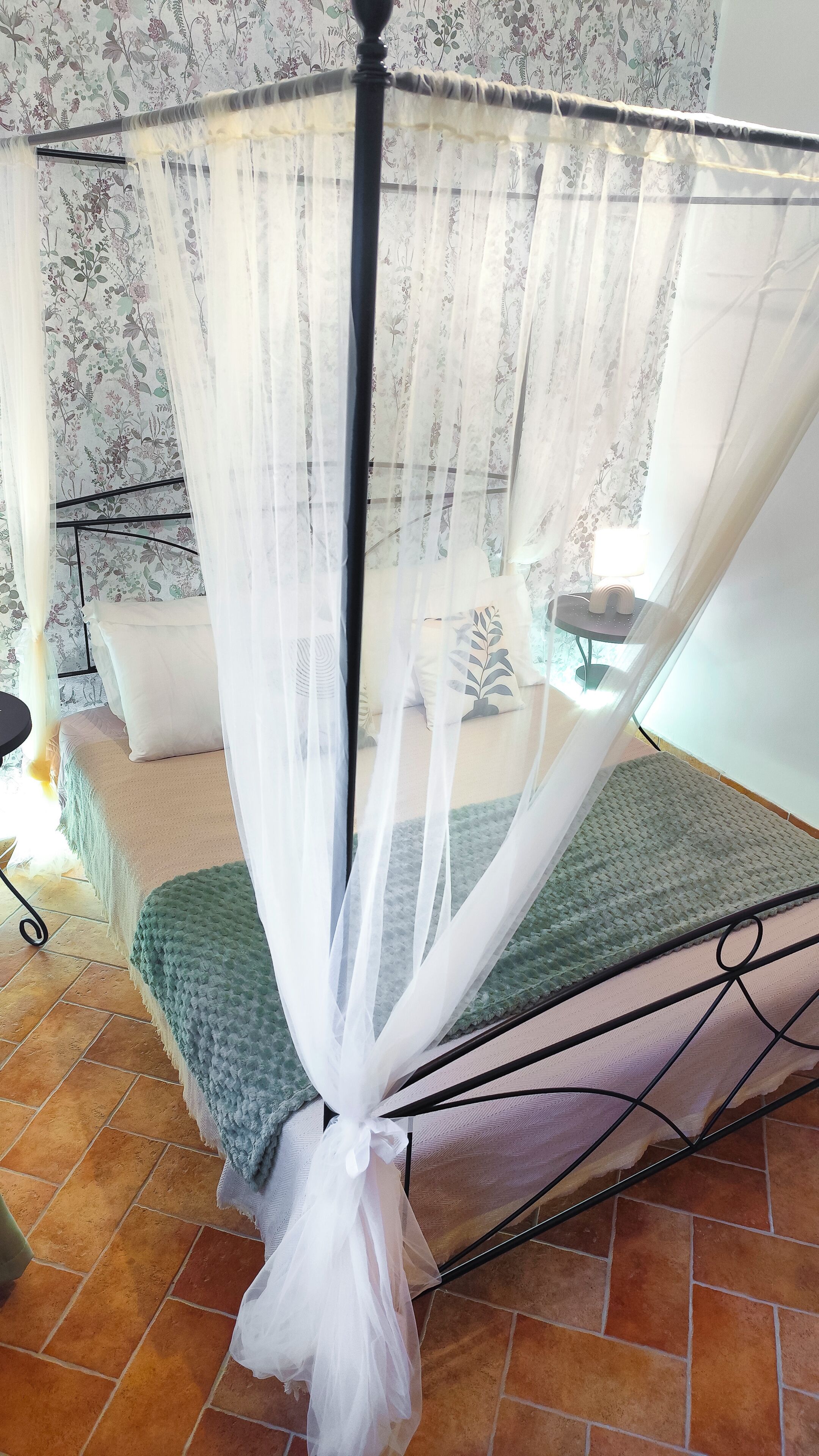 Um quarto com uma cama, uma cadeira e uma mesa.