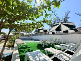 Piscina externa, funciona das 10h às 19h, guarda-sóis, espreguiçadeiras