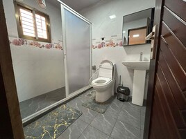 Estúdio Clássico, varanda, Vista para a cidade | Casa de banho | Uma combinação polibã/banheira, um chuveiro fixo