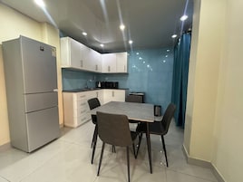Apartamento luxo | Cozinha privada | Frigobar, micro-ondas, lava-louças, panela elétrica de arroz