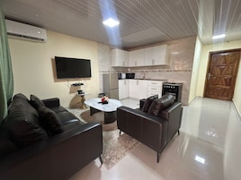 Apartamento conforto, sacada, vista para a cidade | Área de estar | Smart TV
