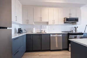 Apartamento luxo, 2 quartos, aceita animais de estimação, vista para o rio | Cozinha privada | Geladeira grande, micro-ondas, fogão, cooktop