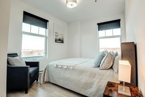 Apartamento luxo, 2 quartos, aceita animais de estimação, vista para o rio | Cortinas blackout, quartos à prova de som, ferros/tábuas de passar roupa