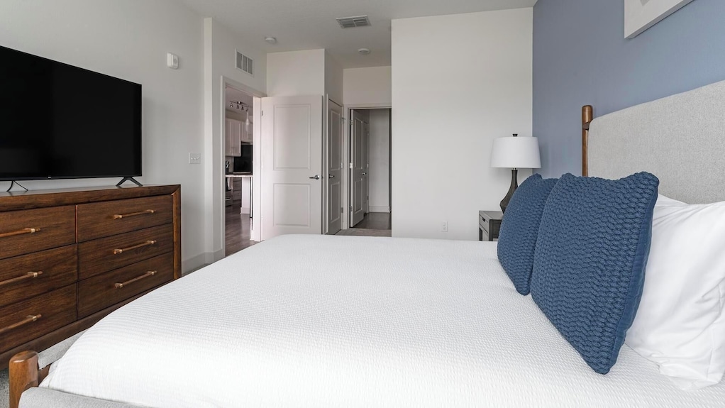 Landing | Stylish 2bd, Pool, Clubhouse - Venice, FL