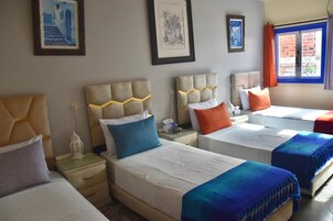 Quarto Quádruplo Comfort, pátio, vista para o jardim | Camas de colchão viscoelástico, minibar com produtos grátis