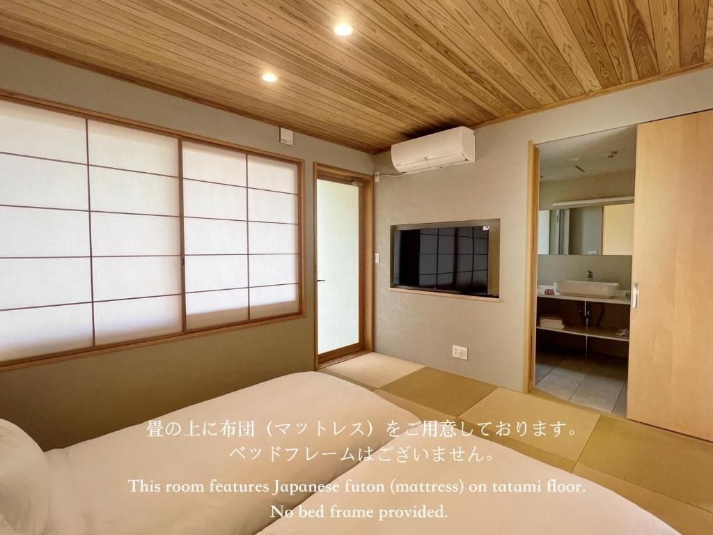 Quarto duplo superior, sacada, vista para o pátio | Wi-Fi de cortesia, roupa de cama