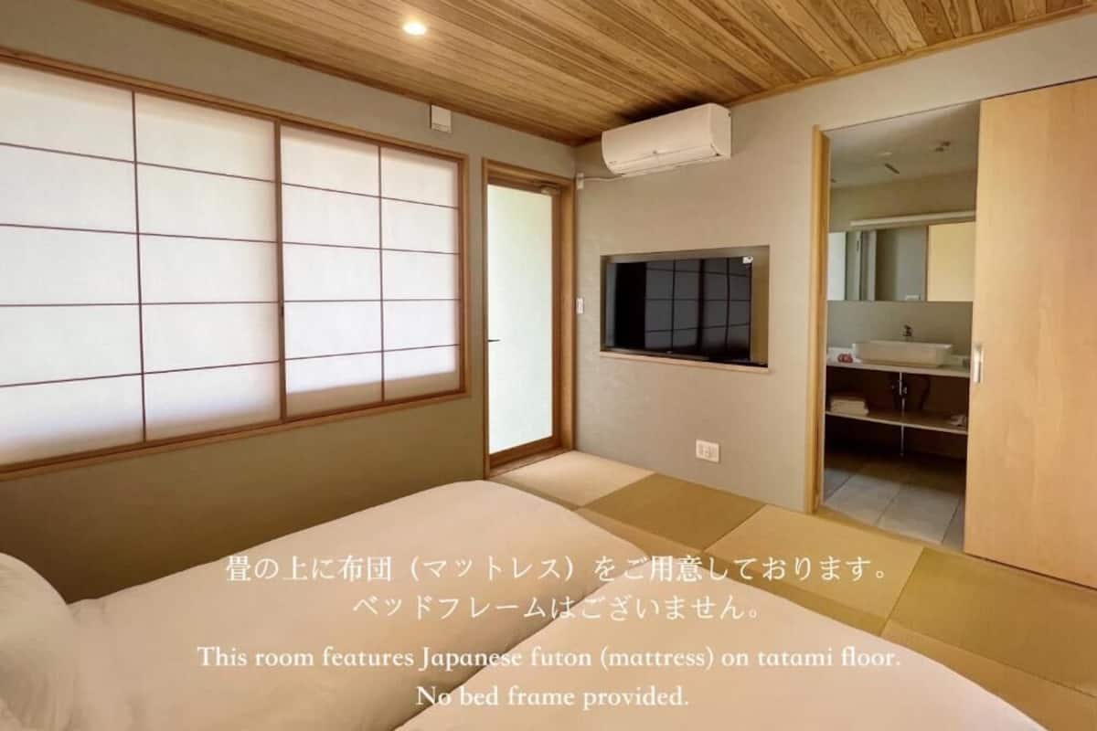 Quarto duplo superior, sacada, vista para o pátio | Wi-Fi de cortesia, roupa de cama