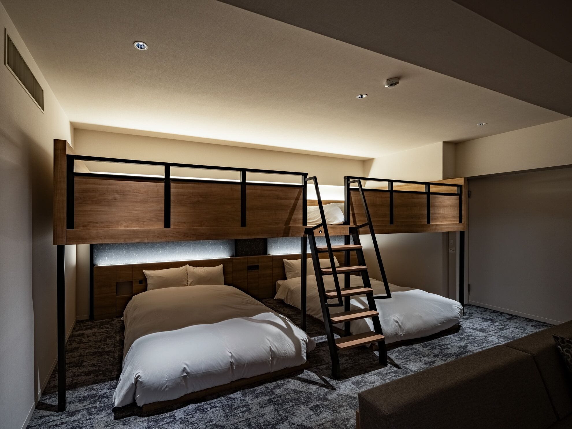 Quarto com beliche, escrivaninha e guarda-roupa.
