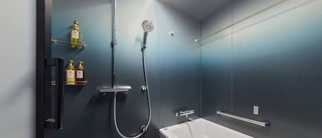 Um banheiro moderno com banheira, chuveiro e um nicho com produtos de higiene pessoal.