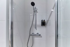 Estúdio Económico | Casa de banho | Um polibã, um secador de cabelo, toalhas fornecidas, sabão 