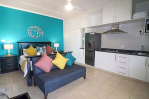 Apartamento standard, vista parcial para o oceano | Roupas de cama premium, Wi-Fi de cortesia, individualmente decorados