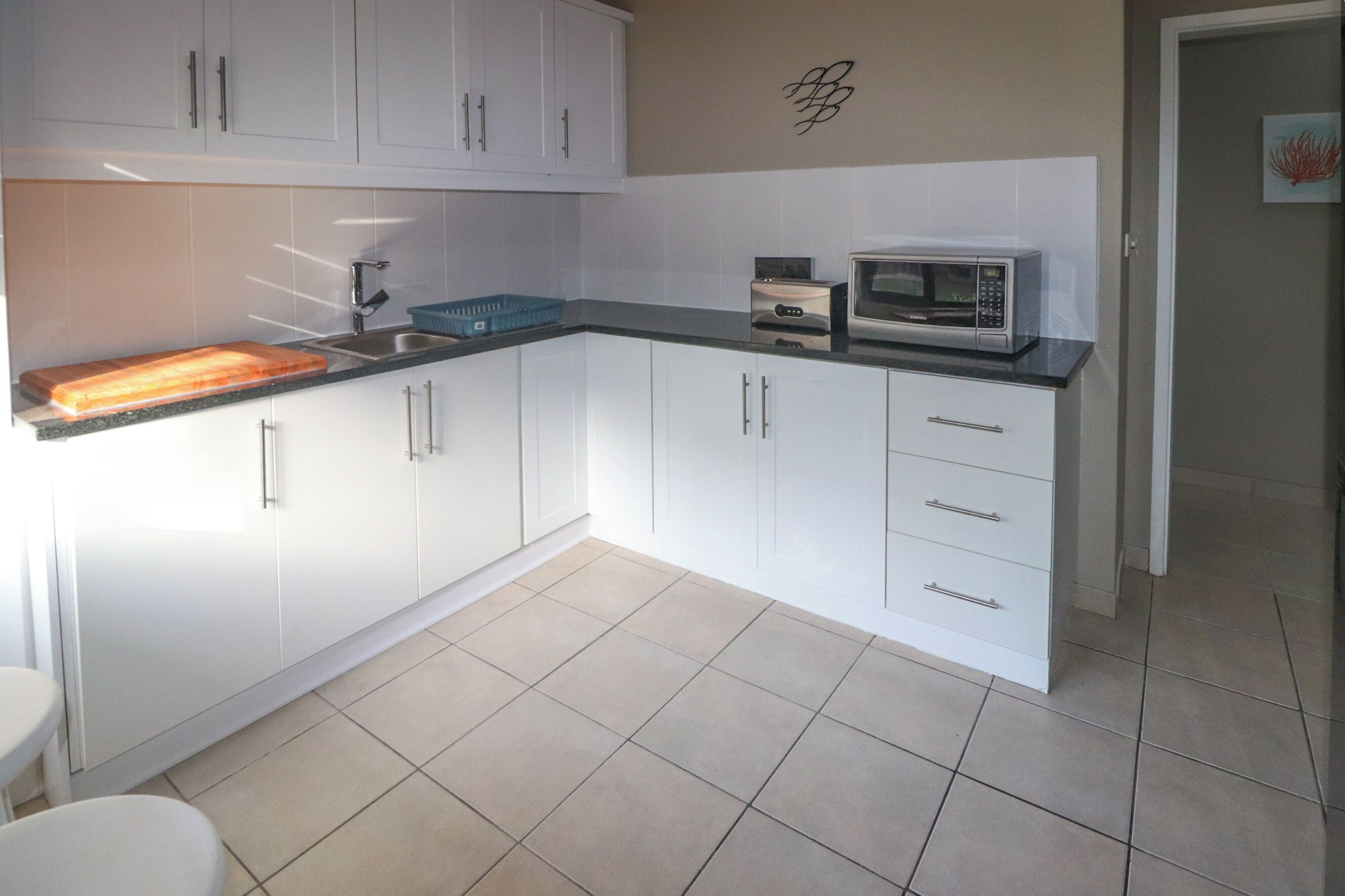 Apartamento básico, vista parcial para o oceano | Cozinha privada | Geladeira grande, micro-ondas, fogão, cooktop