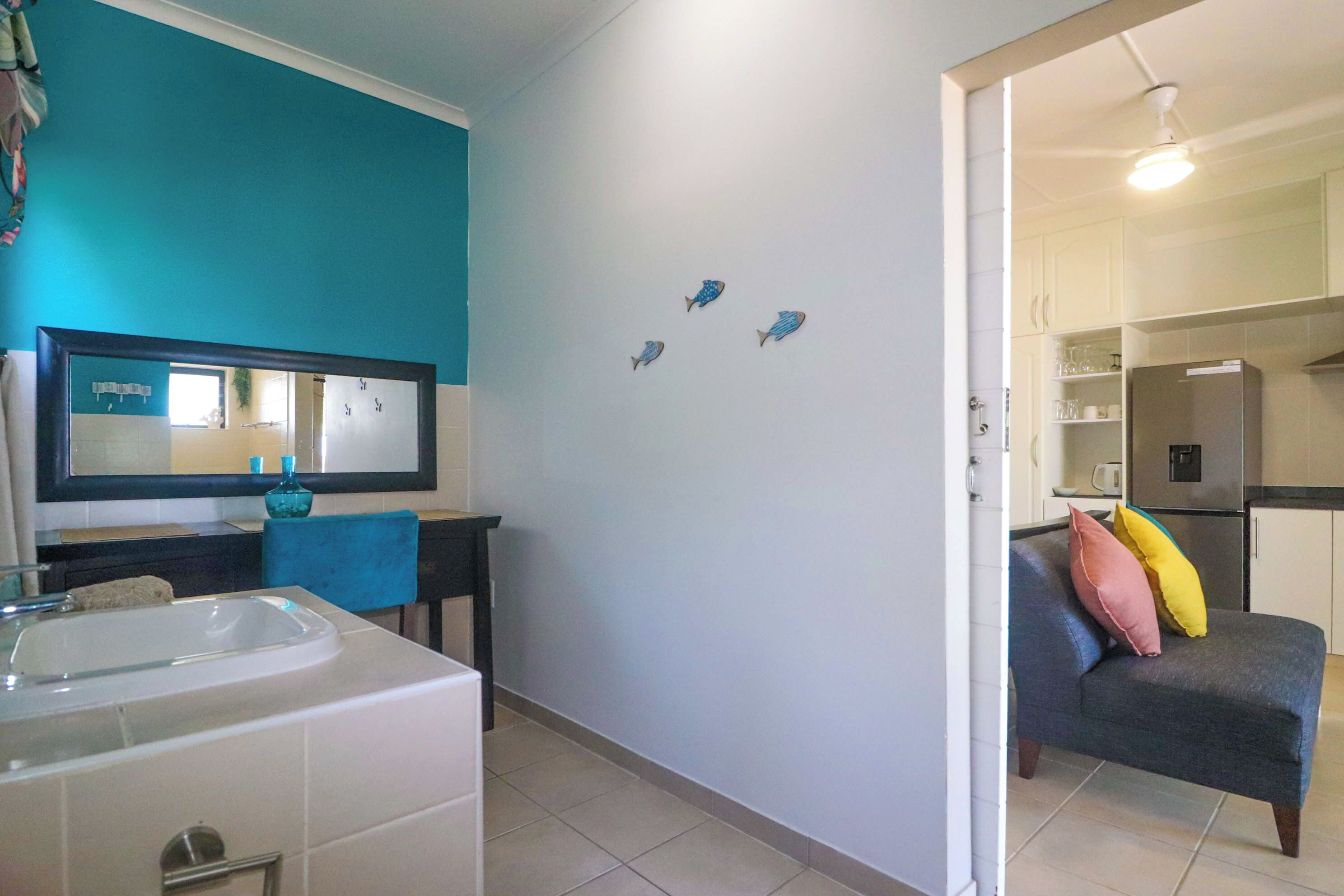 Apartamento standard, vista parcial para o oceano | Banheiro | Toalhas de banho, sabonete, shampoo, papel higiênico