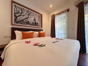 Quarto casal luxo, sacada, vista para a piscina | Cofres nos quartos, cortinas blackout, quartos à prova de som