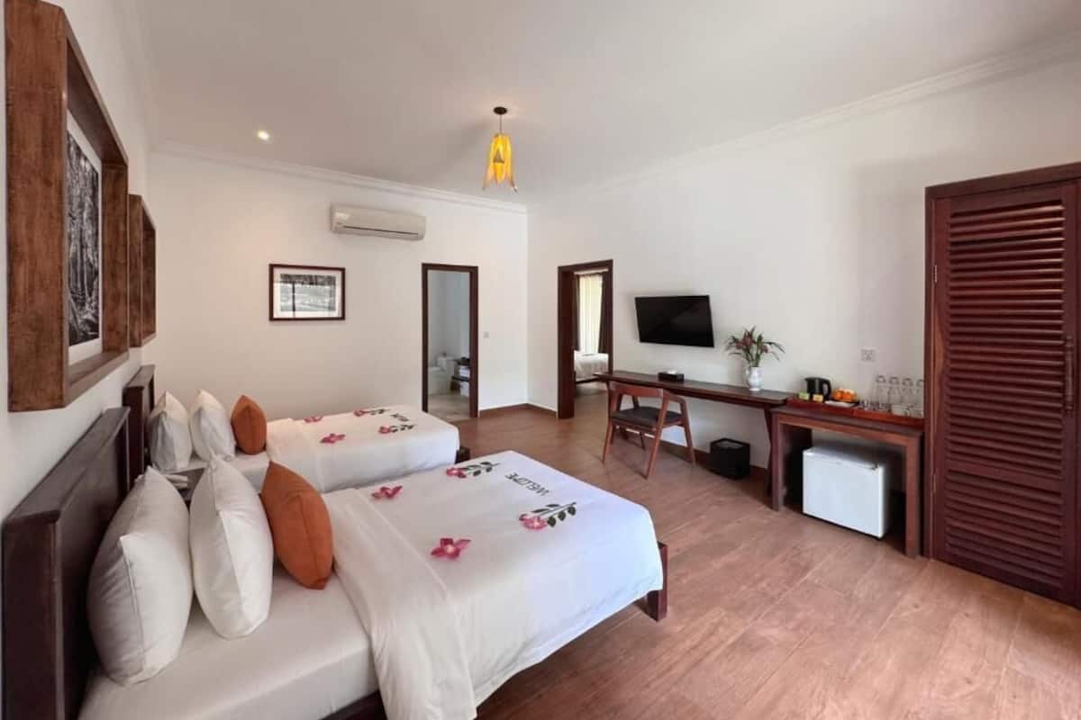 Quarto família, sacada, vista para a piscina | Cofres nos quartos, cortinas blackout, quartos à prova de som